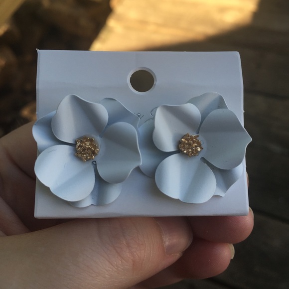 Jewelry | Nwt White Pretty Flower Metal Earrings | Poshmark